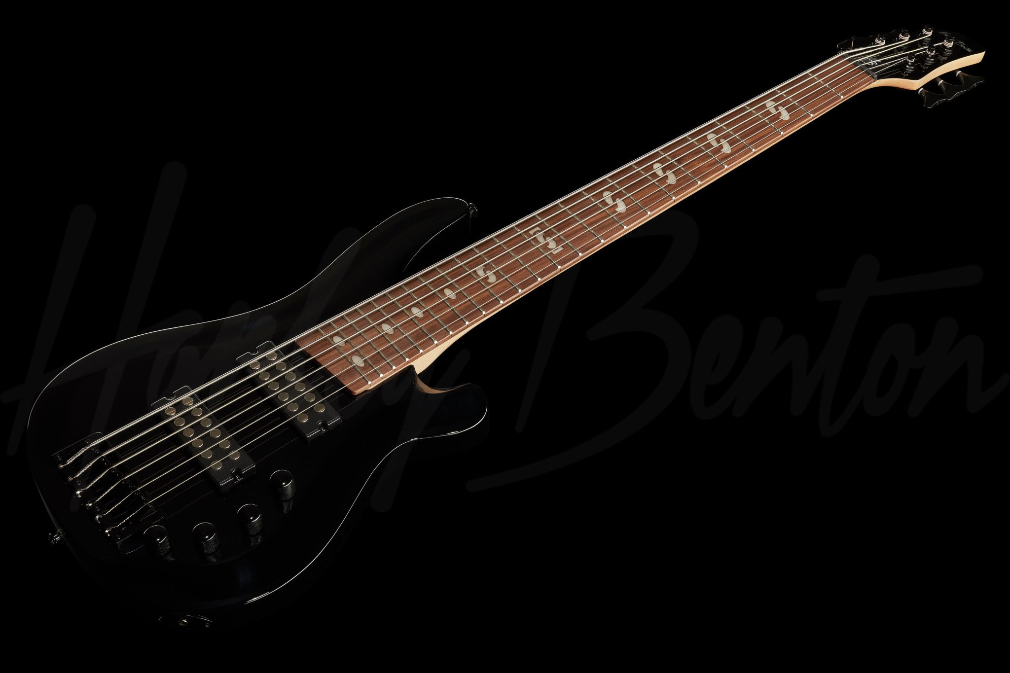 Basso a 6 corde: cos’è e come funziona e modelli